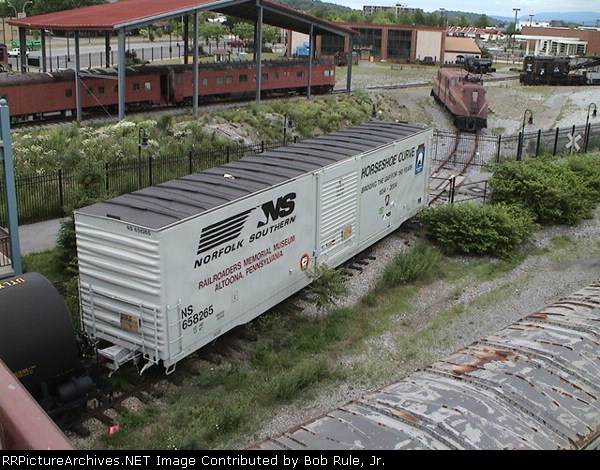 NS Horseshoe Curve boxcar #658265